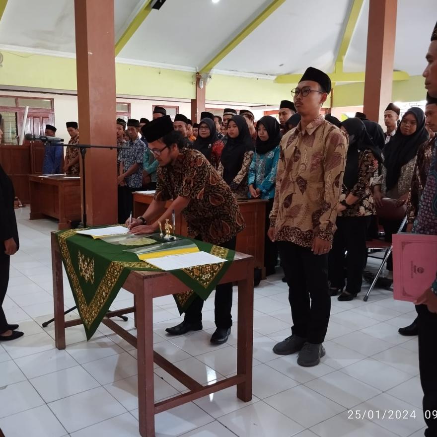 Pelantikan KPPS Serentak untuk Pemilu 2024 di Kalurahan Giripurwo ...